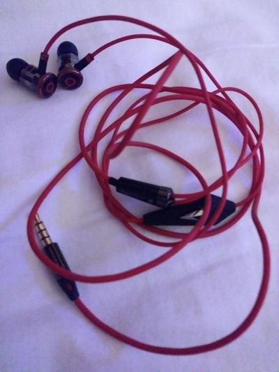 Beats ear plugs for sale in Arlington, TX - 5miles: Buy and Sell