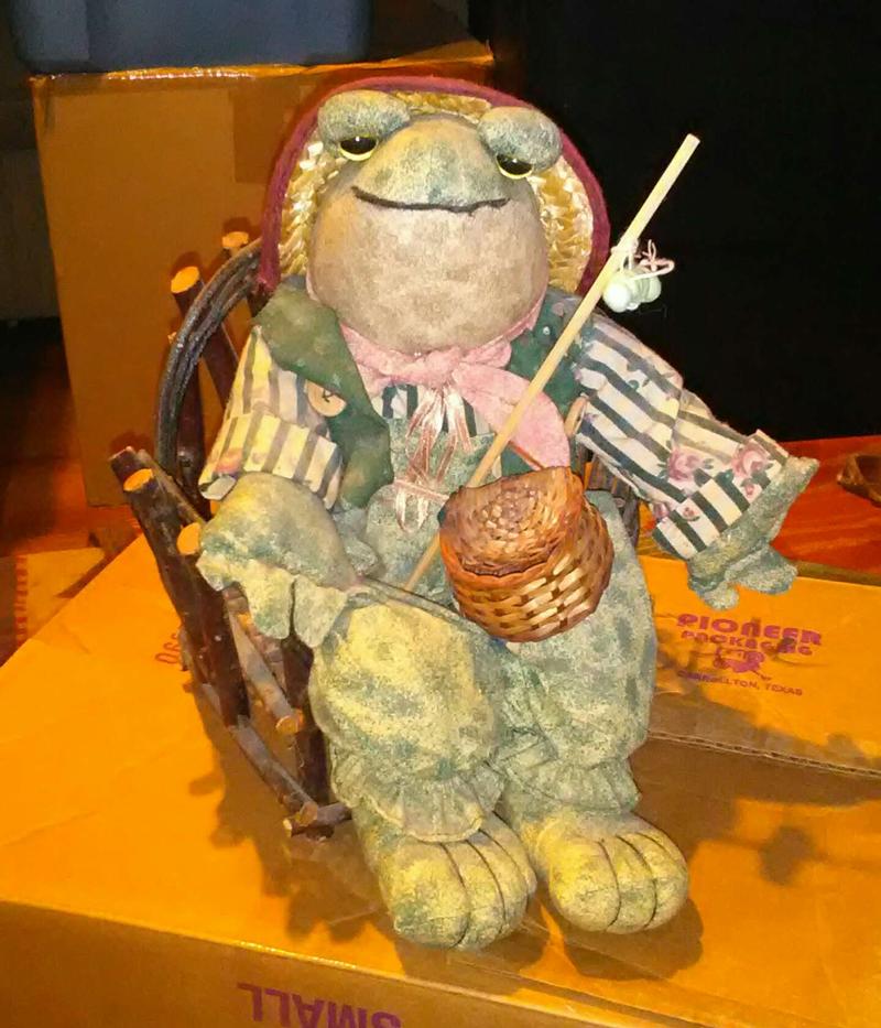 Frog gone fishing on bench for sale in Arlington, TX - 5miles: Buy and Sell