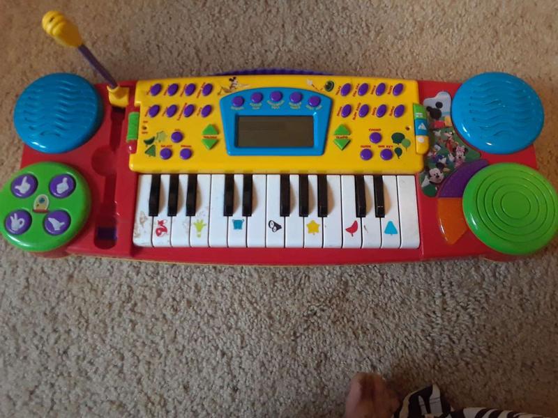 Mickey Mouse Clubhouse electronic keyboard with microphone works great ...