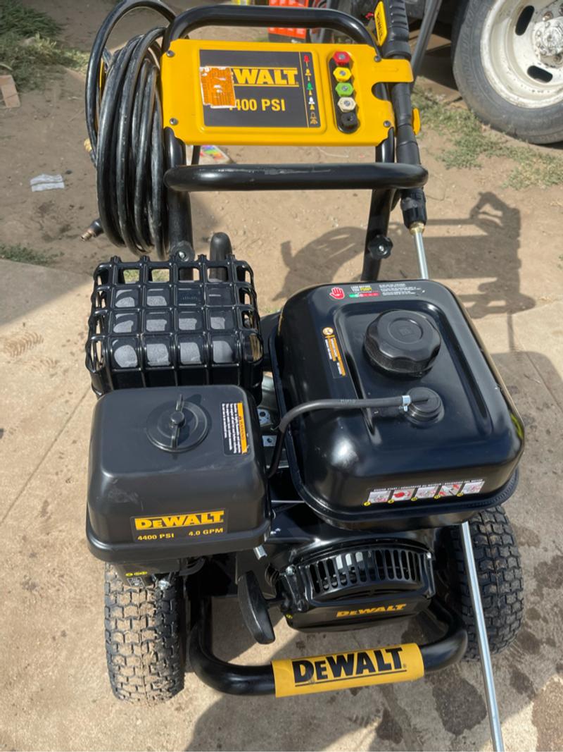 DEWALT 4400 PSI at 4.0 GPM Gas Pressure Washer Powered by Honda with ...